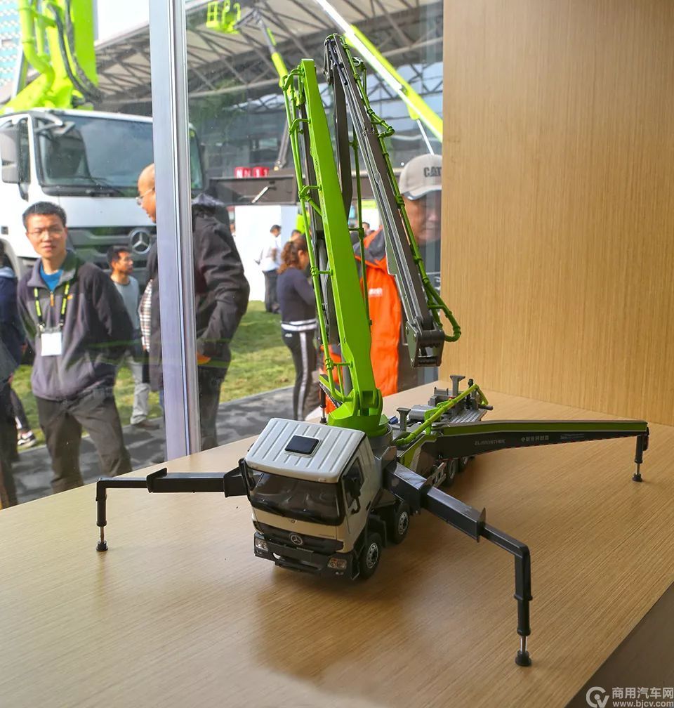 卓众商用车-专业的商用车内容平台 | 专业“高”手——奔驰Actros混凝土泵车亮相2018上海Bauma展 | 商用车网