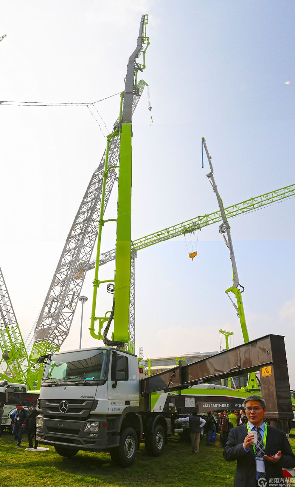 卓众商用车-专业的商用车内容平台 | 专业“高”手——奔驰Actros混凝土泵车亮相2018上海Bauma展 | 商用车网
